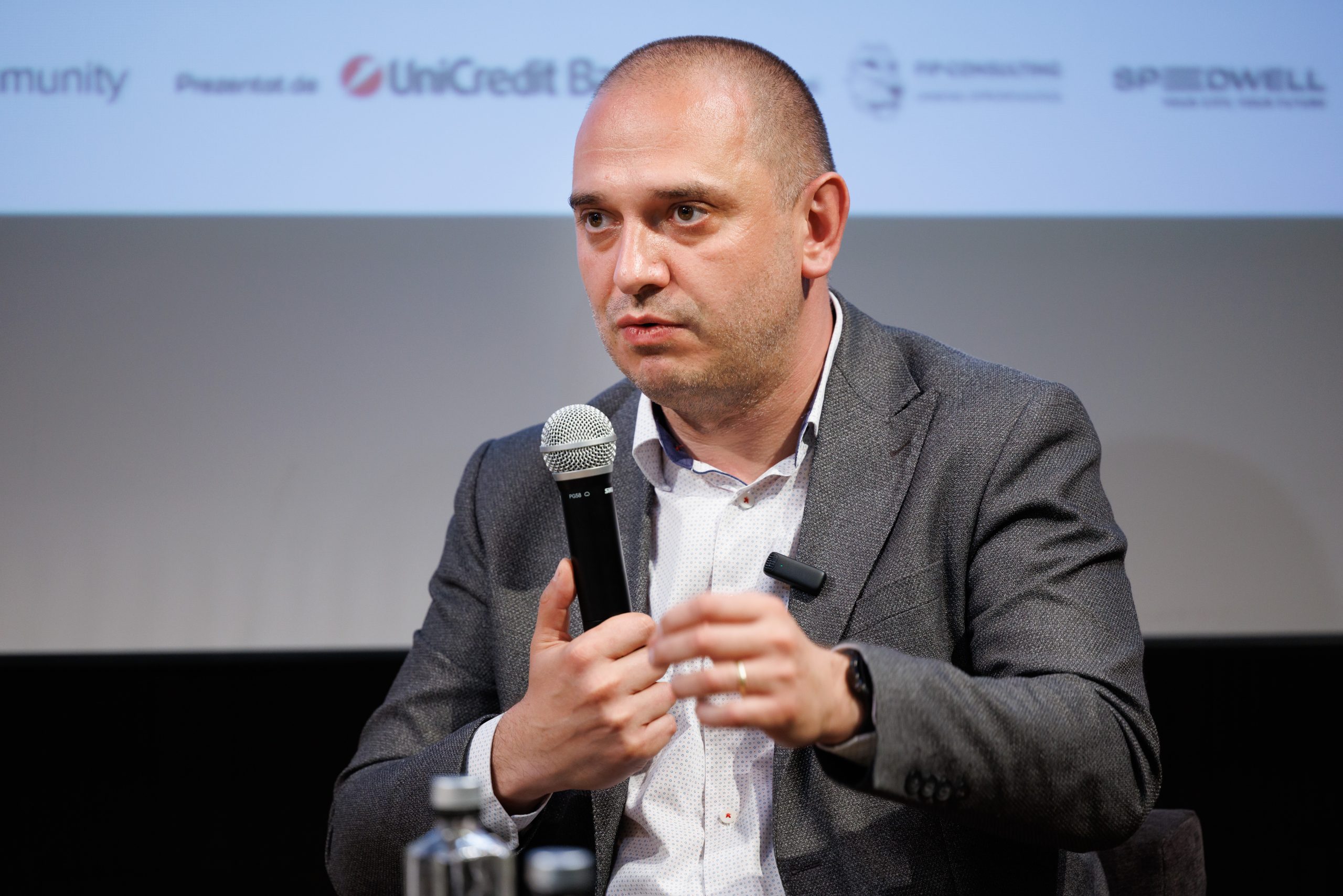 Radu Mihaiu: ”Eliminarea maşinilor de pe trotuare este, în mică măsură ...